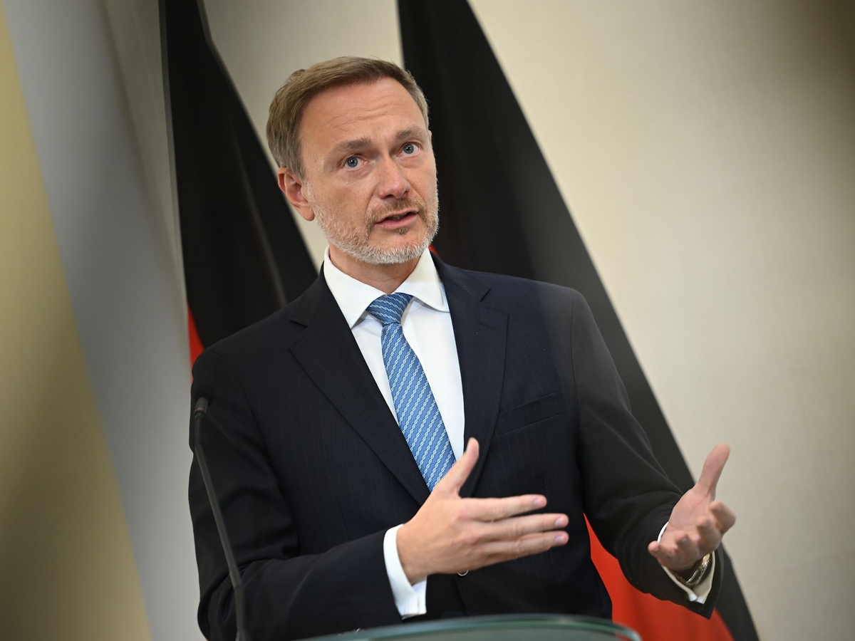 Lindner, a favor de revisar las prestaciones sociales